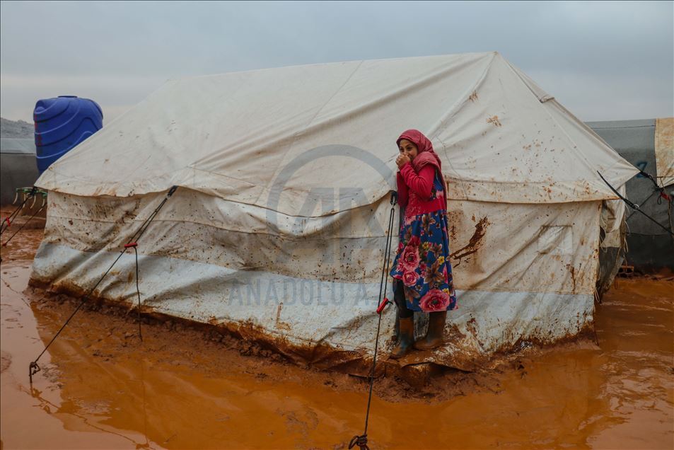 Syrian civilians' struggle against cold and mud in Idlib - Anadolu Ajansı