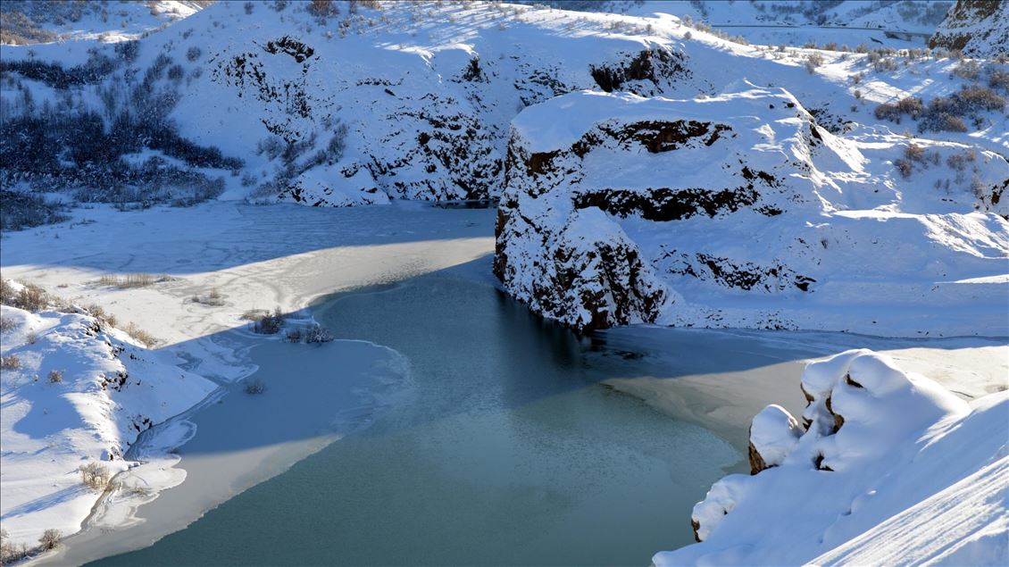 Muş'ta Murat Nehri'nin yüzeyi buzla kaplandı - Anadolu Ajansı