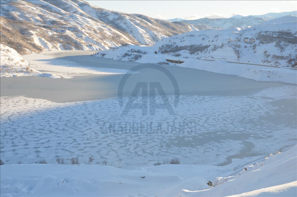Muş'ta Murat Nehri'nin yüzeyi buzla kaplandı - Anadolu Ajansı