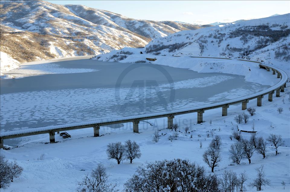 Muş'ta Murat Nehri'nin yüzeyi buzla kaplandı - Anadolu Ajansı