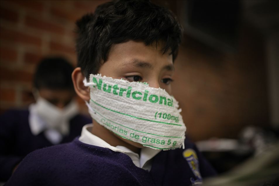 Colombia: Students make their own face masks with recyclable and ...