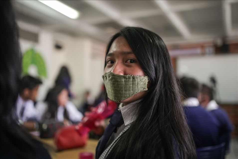 Colombia: Students make their own face masks with recyclable and ...