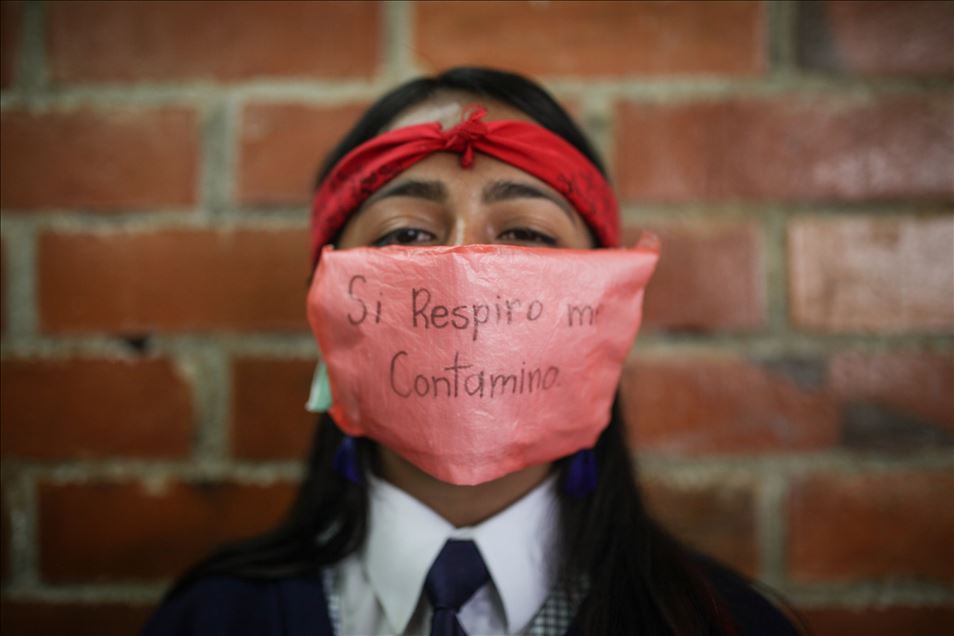 Colombia: Students make their own face masks with recyclable and ...