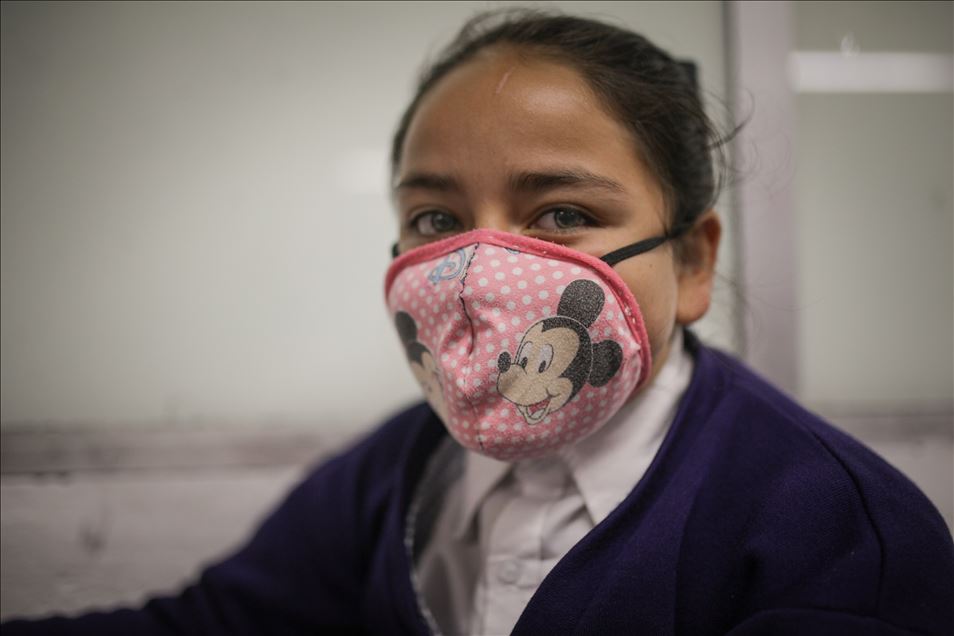 Colombia: Students make their own face masks with recyclable and ...