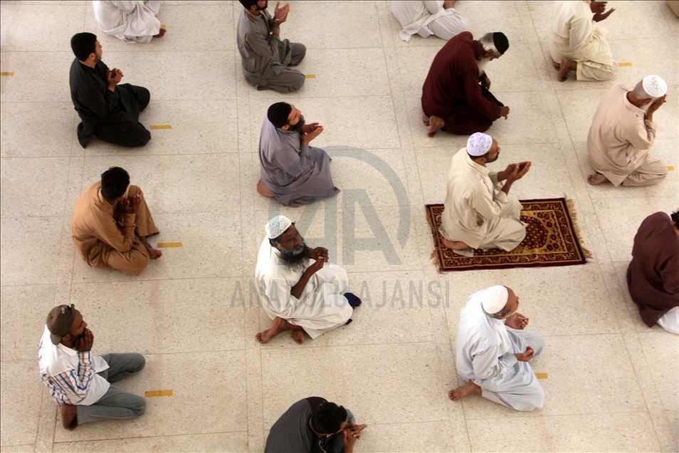 First Friday prayer of Ramadan in Karachi - Anadolu Ajansı