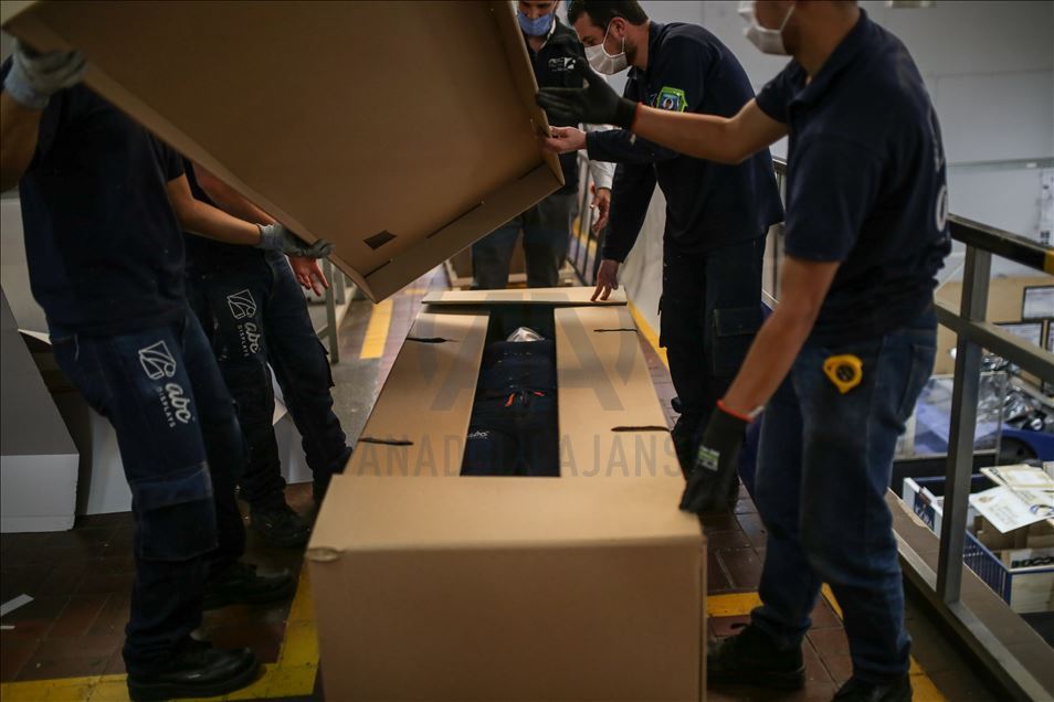 Colombia: Factory designs cardboard hospital beds which can double as ...