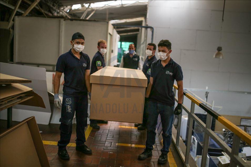 Colombia: Factory designs cardboard hospital beds which can double as ...