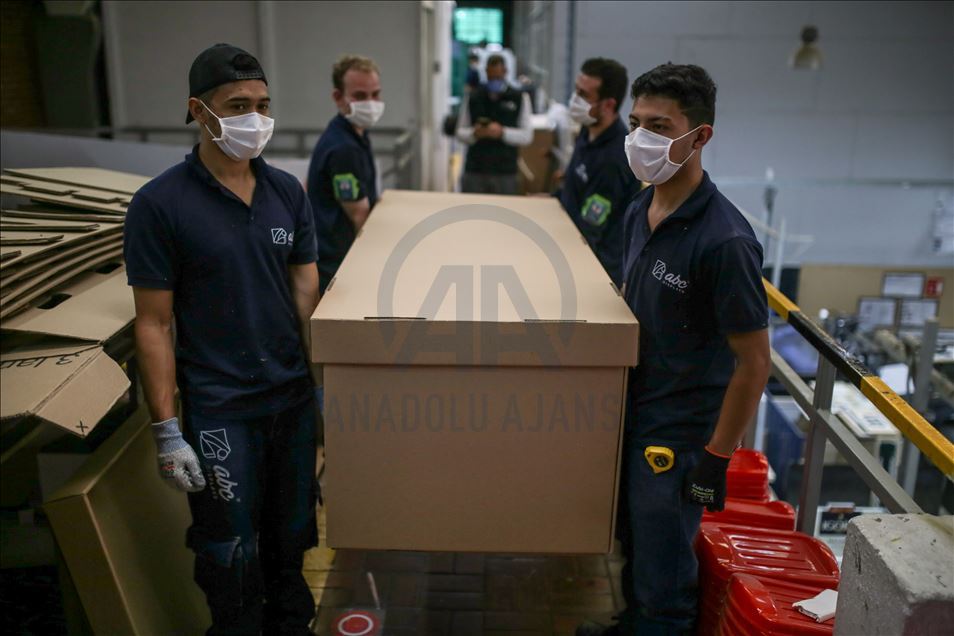 Colombia: Factory designs cardboard hospital beds which can double as ...