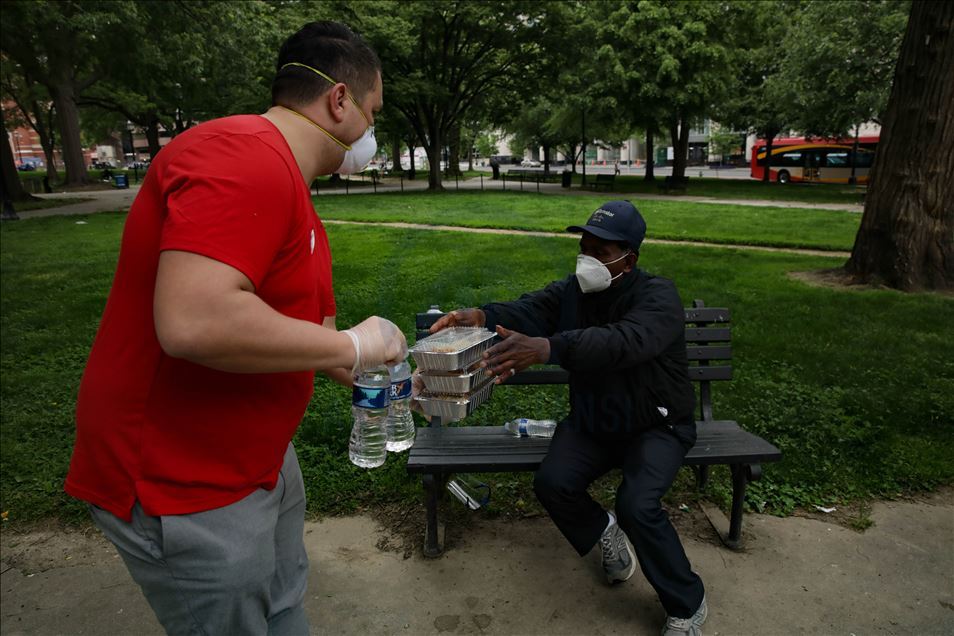 Turkish foundation distributes food to homeless people in Washington DC ...