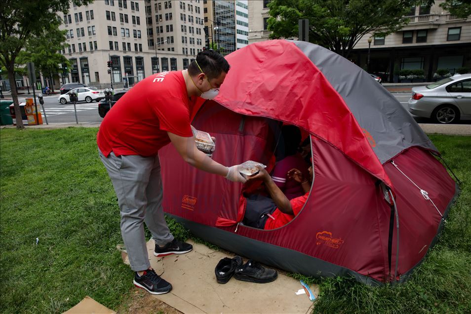 Turkish foundation distributes food to homeless people in Washington DC ...