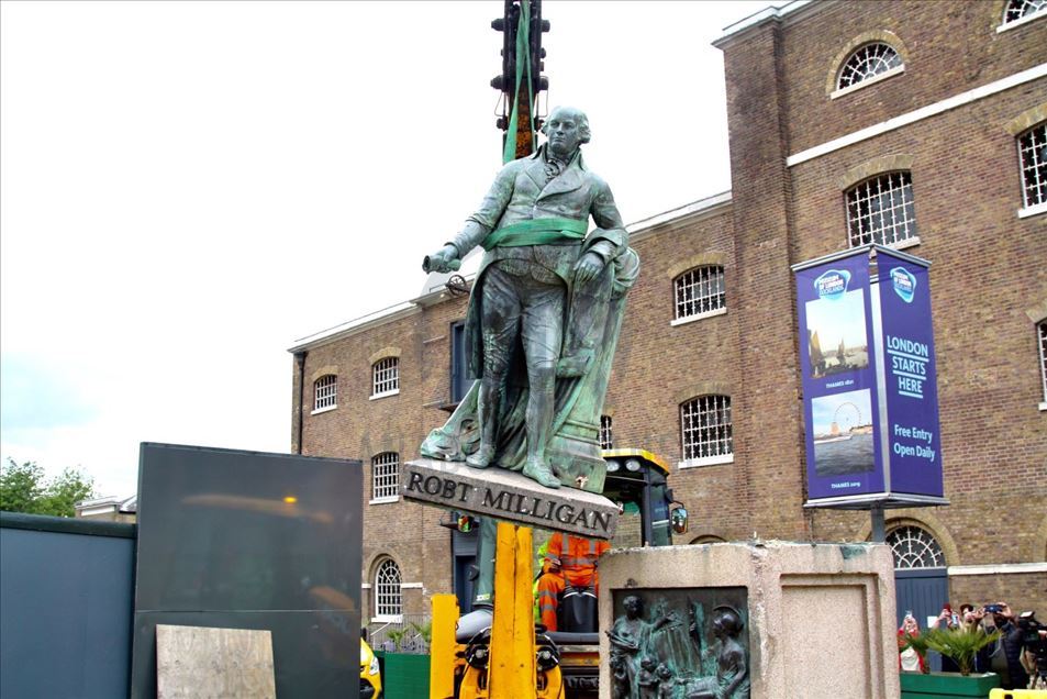 Así removieron la estatua del comerciante de esclavos Robert Milligan ...