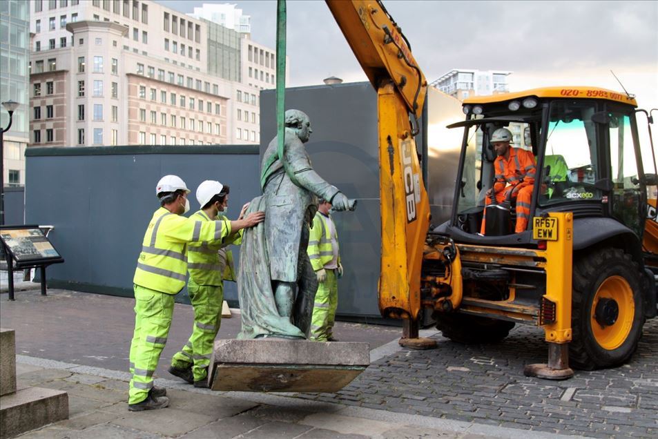 Así removieron la estatua del comerciante de esclavos Robert Milligan ...