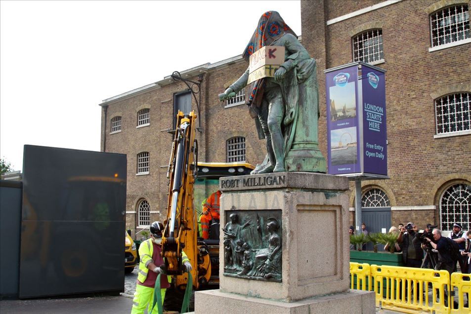 Así removieron la estatua del comerciante de esclavos Robert Milligan ...