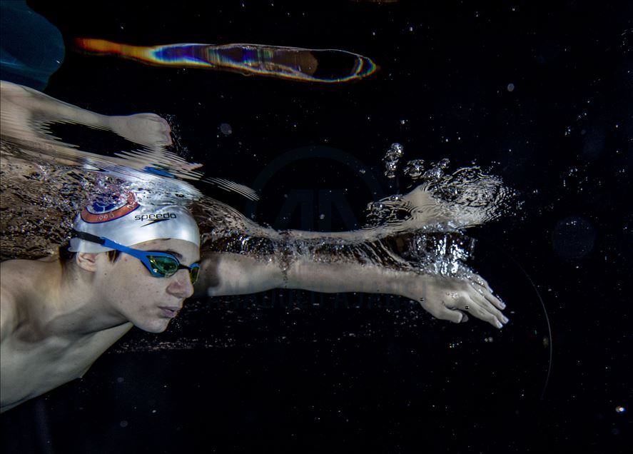 Turkish swimmer Kutlu won 100 medals after defeating his fear of water ...
