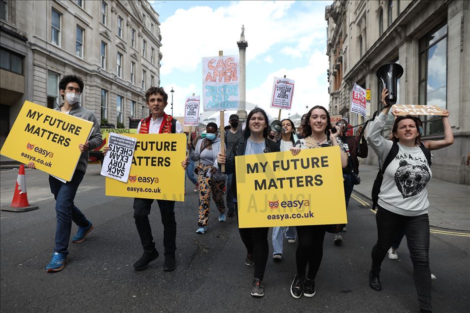 Estudiantes protestan en Londres por el manejo de los resultados de los ...