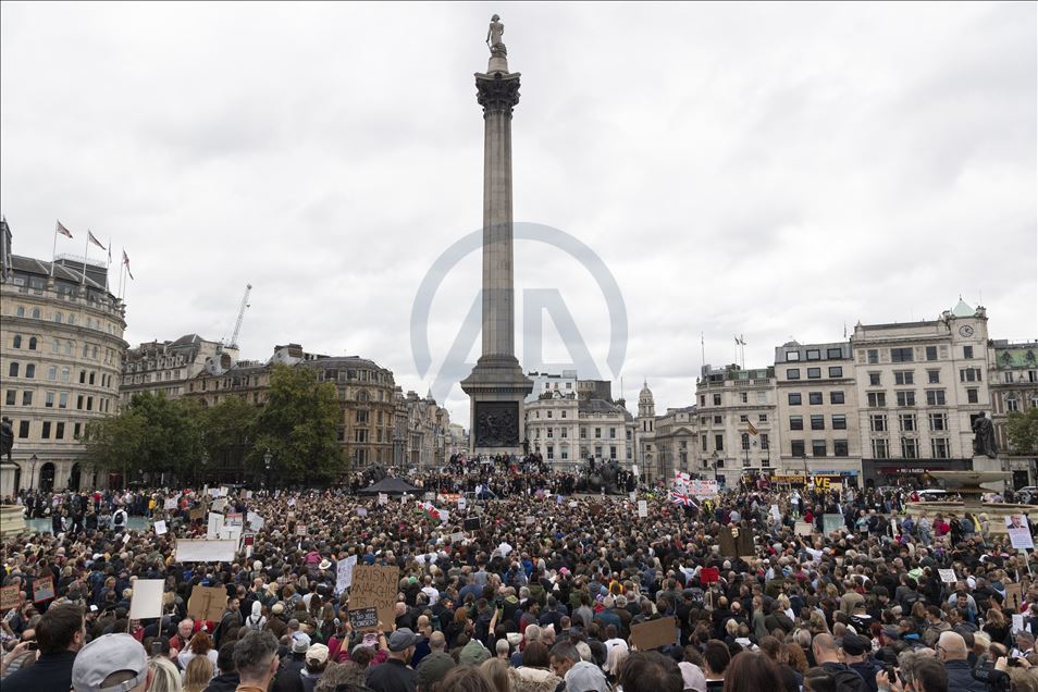 Protesta de la organización Stand Up X en Londres contra las bloqueos ...