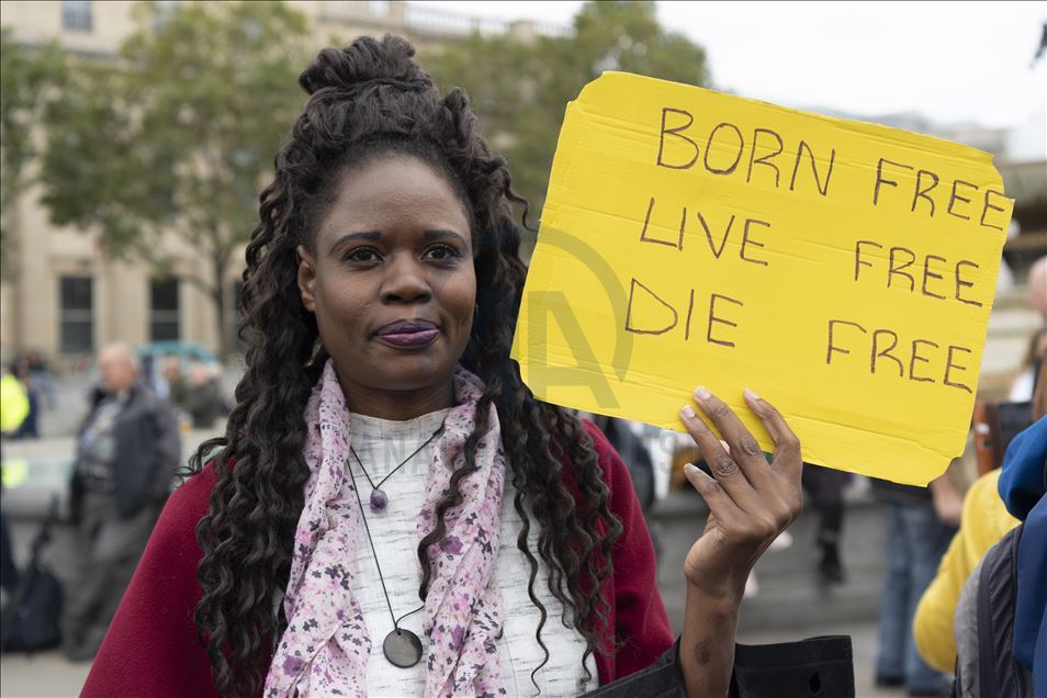 Protesta de la organización Stand Up X en Londres contra las bloqueos ...