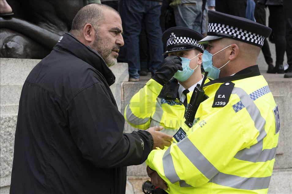Protesta de la organización Stand Up X en Londres contra las bloqueos ...