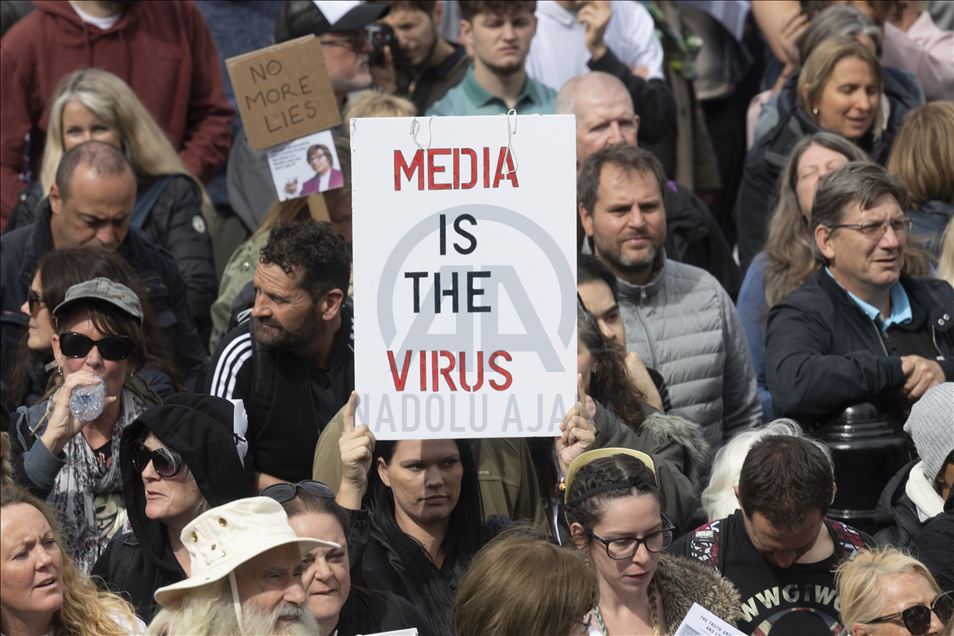 Protesta de la organización Stand Up X en Londres contra las bloqueos ...