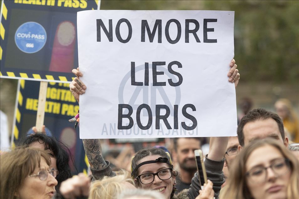 Protesta de la organización Stand Up X en Londres contra las bloqueos ...