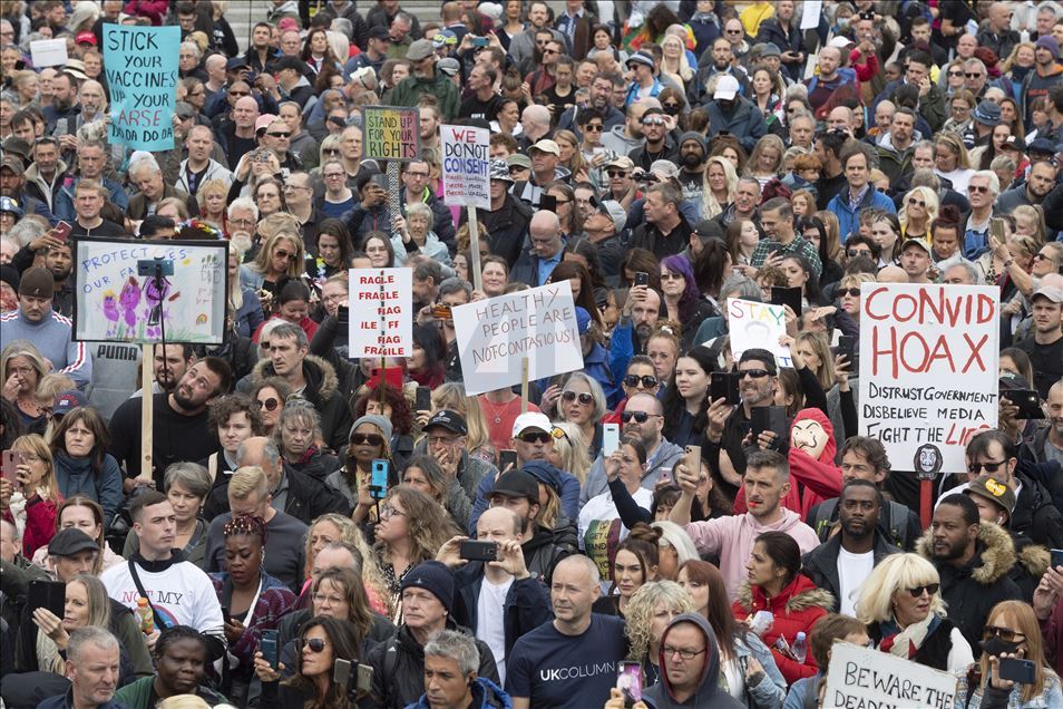 Protesta de la organización Stand Up X en Londres contra las bloqueos ...
