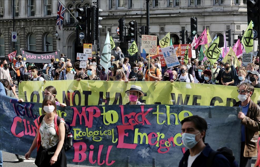 راه‌پیمایی مردم انگلستان در اعتراض به تغییرات اقلیمی - Anadolu Ajansı