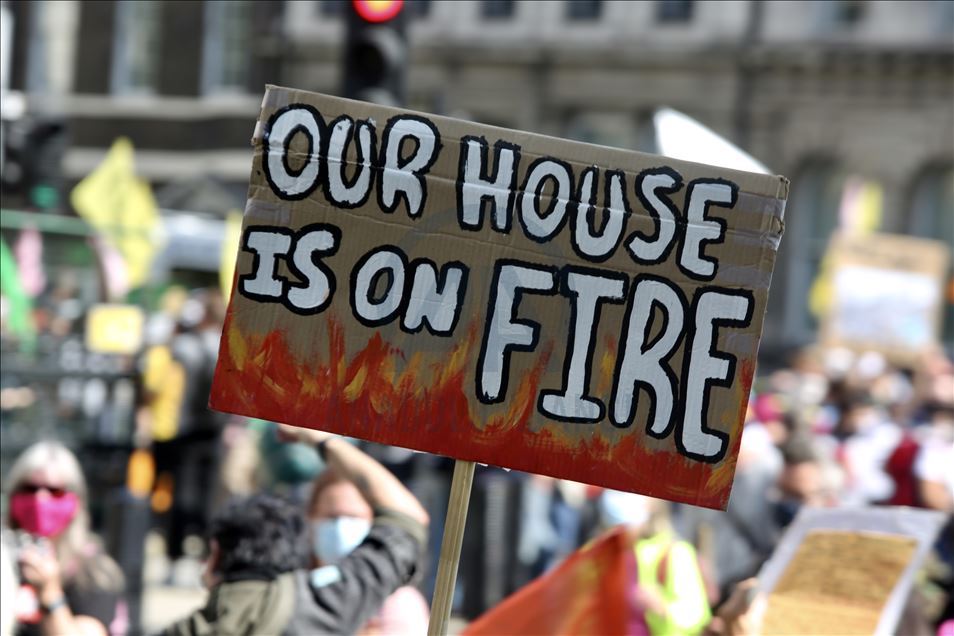 راه‌پیمایی مردم انگلستان در اعتراض به تغییرات اقلیمی - Anadolu Ajansı