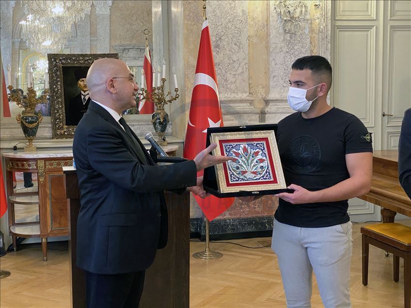 Heroic Turks save both an injured women and a police officer in Vienna ...