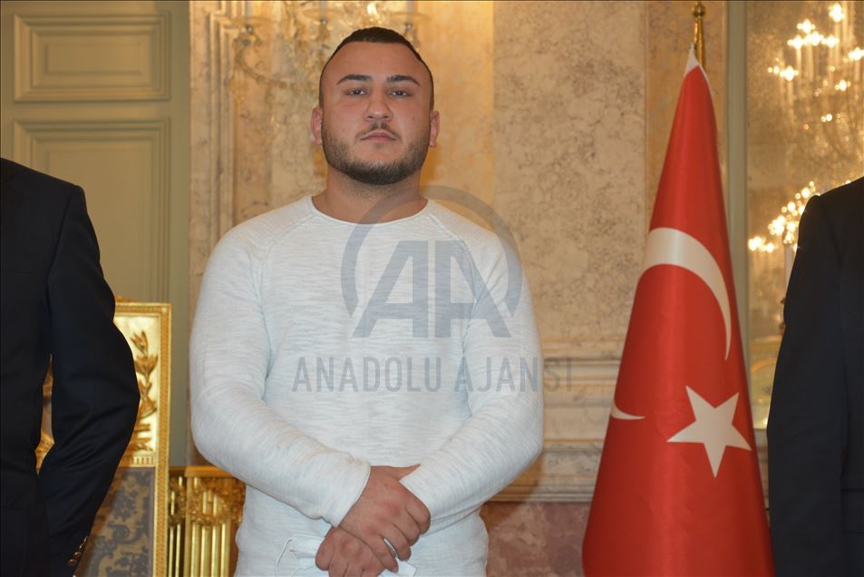 Heroic Turks save both an injured women and a police officer in Vienna ...