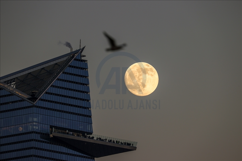 Full Moon over the Edge in NYC - Anadolu Ajansı