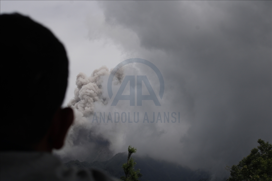 Mount Merapi releases hot cloud - Anadolu Ajansı