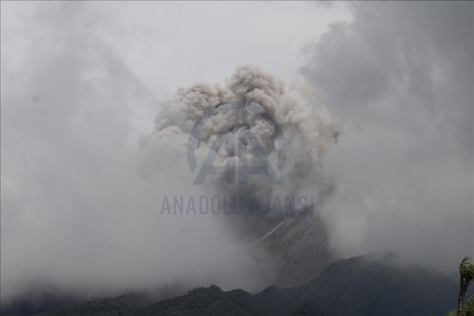 Mount Merapi releases hot cloud - Anadolu Agency
