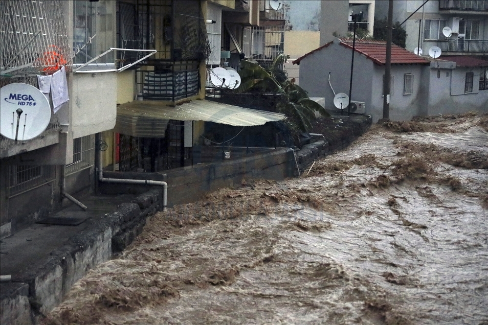 Heavy rainfall in Turkey's western Izmir province - Anadolu Ajansı