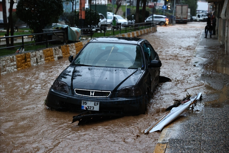 Heavy rainfall in Turkey's western Izmir province - Anadolu Ajansı