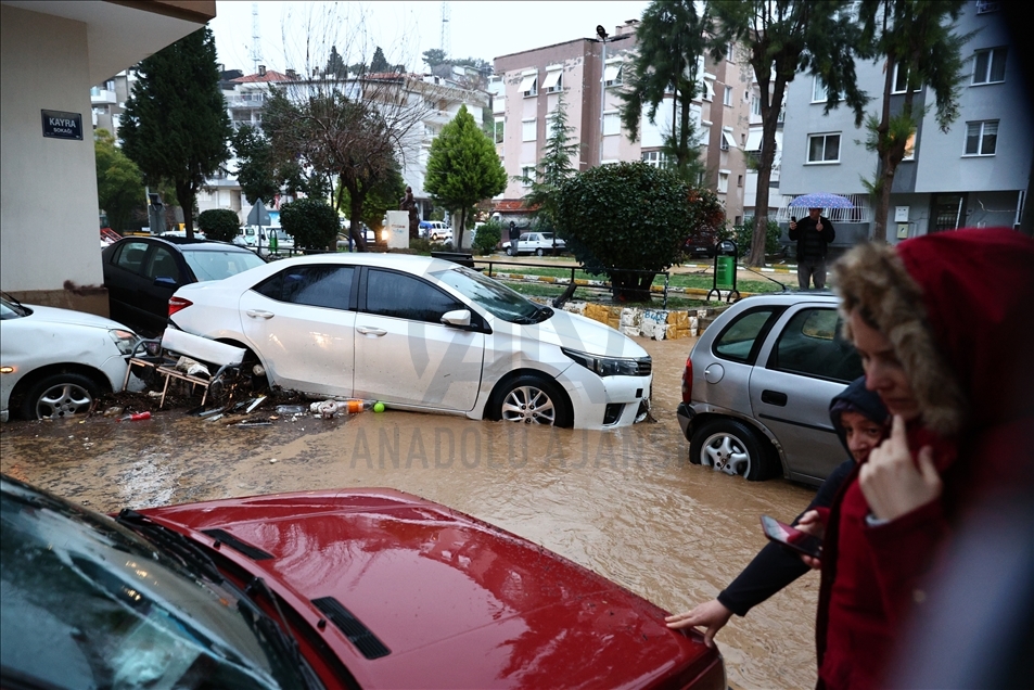 Heavy rainfall in Turkey's western Izmir province - Anadolu Ajansı