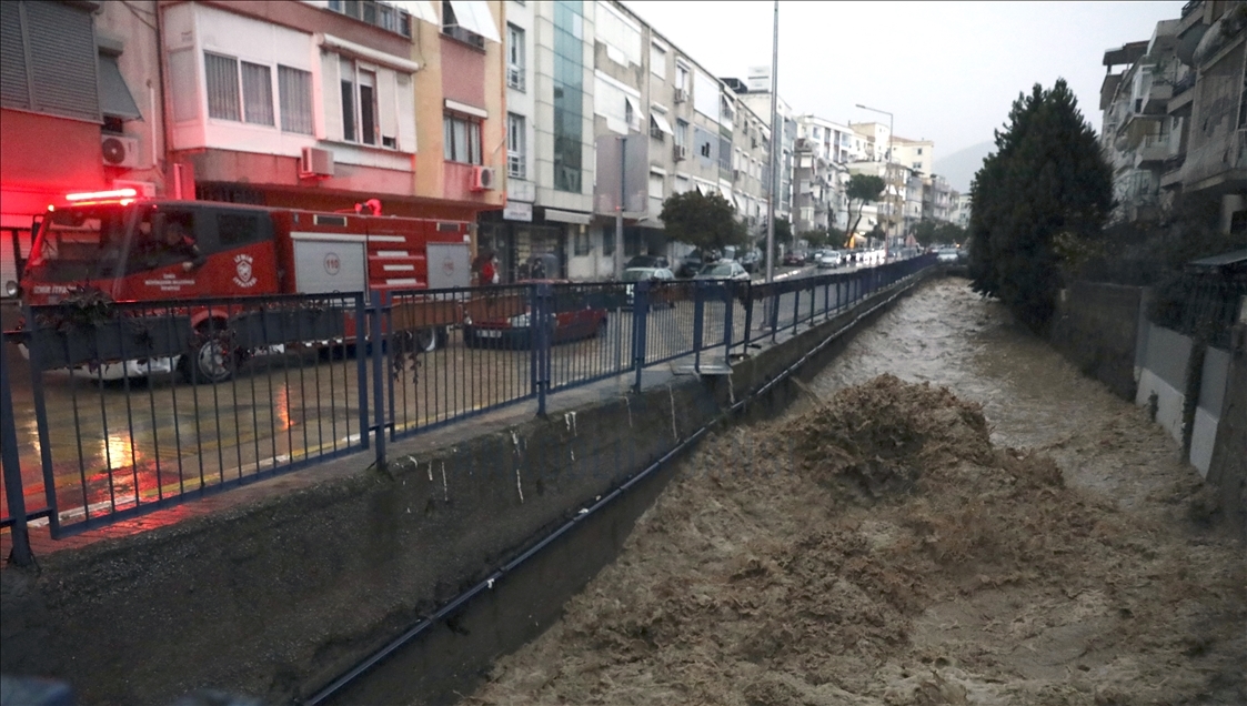 Heavy rainfall in Turkey's western Izmir province - Anadolu Agency