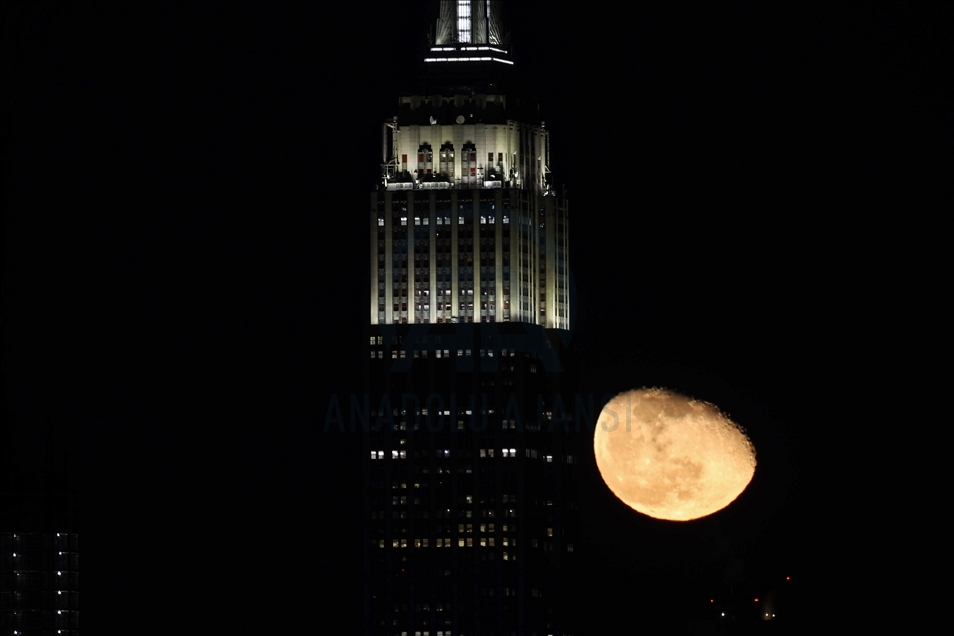 Moon rises over Manhattan of NYC - Anadolu Ajansı