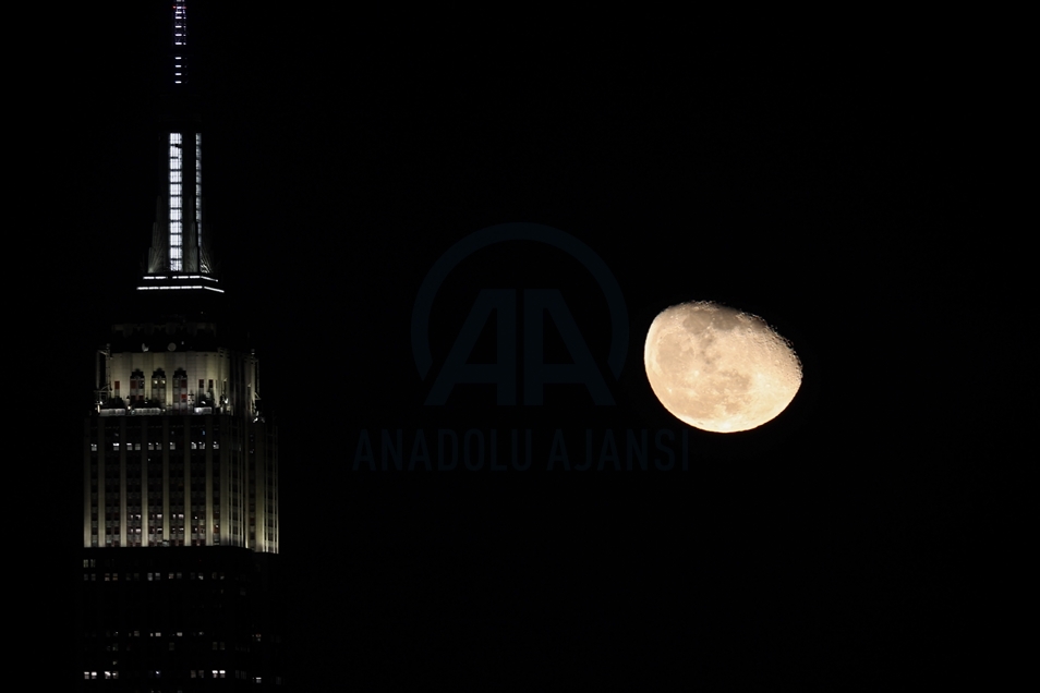 Moon rises over Manhattan of NYC - Anadolu Ajansı