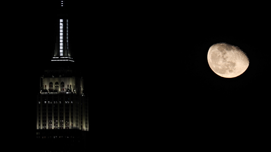 Moon rises over Manhattan of NYC - Anadolu Ajansı
