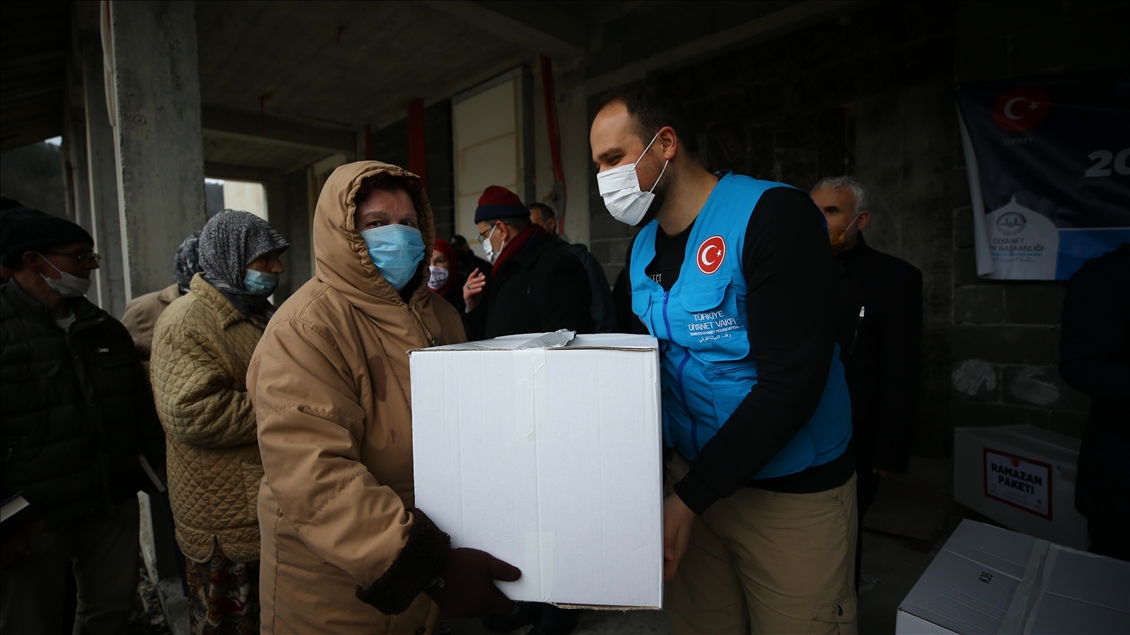Turkiye Diyanet Foundation (TDV) distributes food aid in Bosnia and ...