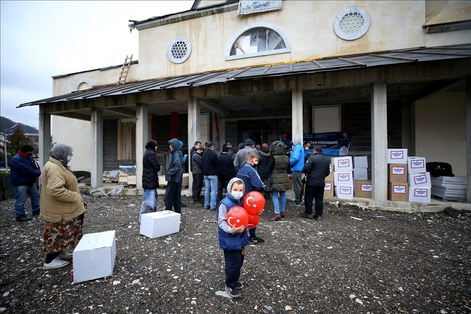 Turkiye Diyanet Foundation (TDV) distributes food aid in Bosnia and ...