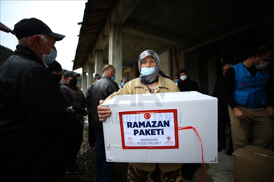 Turkiye Diyanet Foundation (TDV) distributes food aid in Bosnia and ...