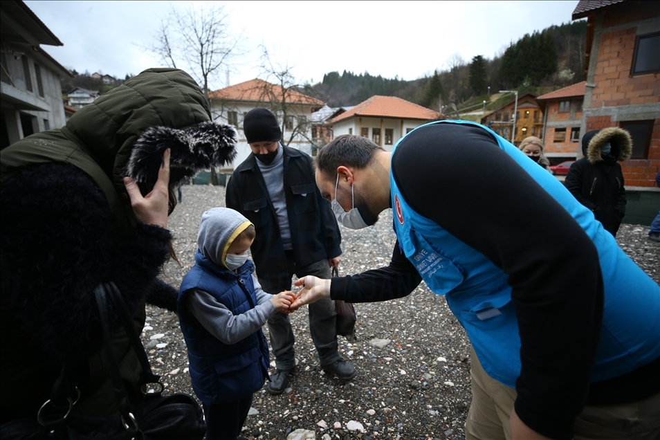 Turkiye Diyanet Foundation (TDV) distributes food aid in Bosnia and ...