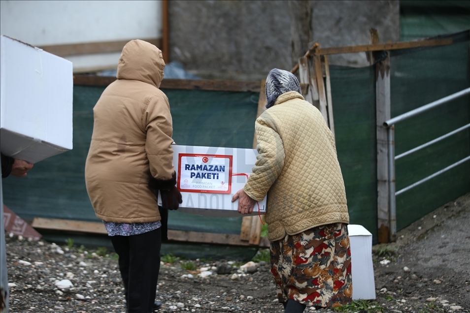 Turkiye Diyanet Foundation (TDV) distributes food aid in Bosnia and ...