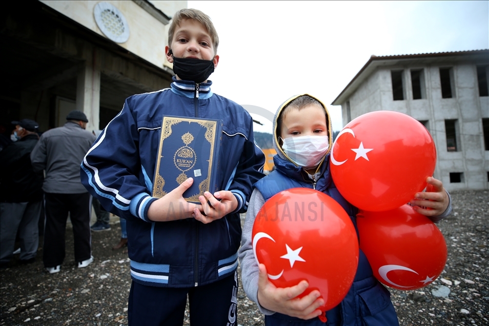 Turkiye Diyanet Foundation (TDV) distributes food aid in Bosnia and ...