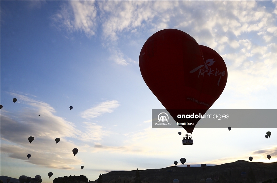 Hot-air balloons glide in Turkey's Nevsehir - Anadolu Ajansı
