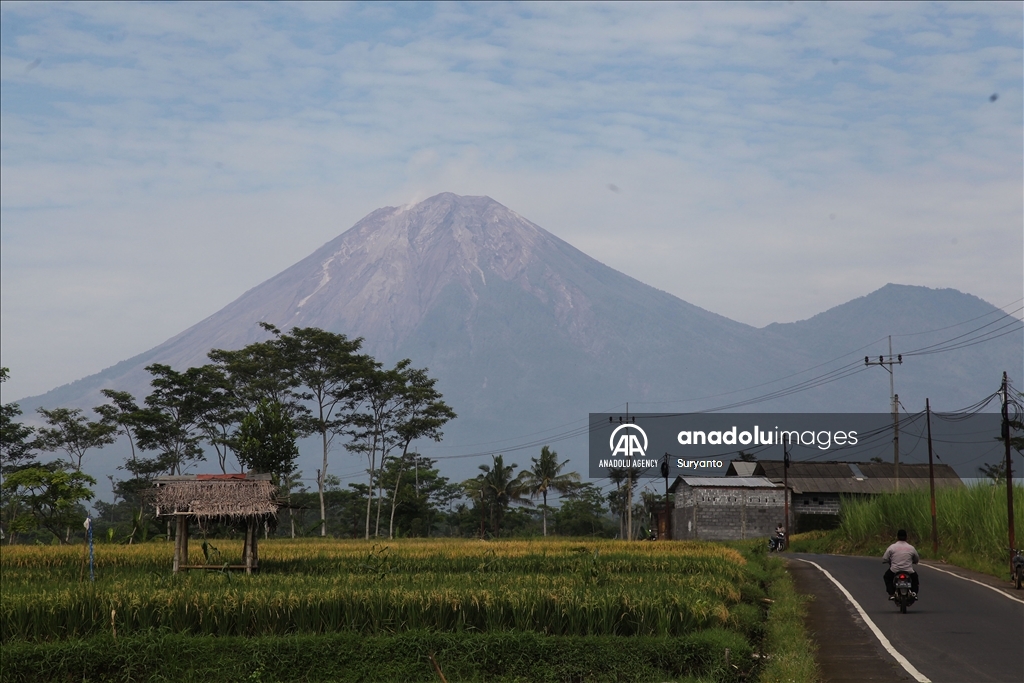 Pasca erupsi, Gunung Semeru masih semburkan asap vulkanik - Anadolu Agency