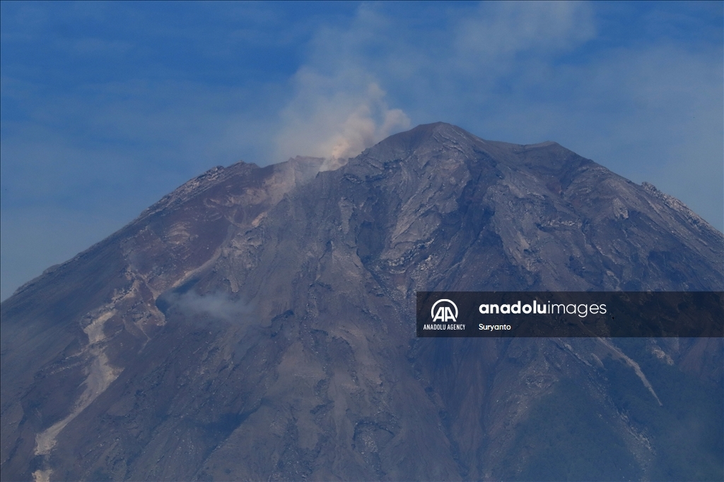 Pasca erupsi, Gunung Semeru masih semburkan asap vulkanik - Anadolu Ajansı