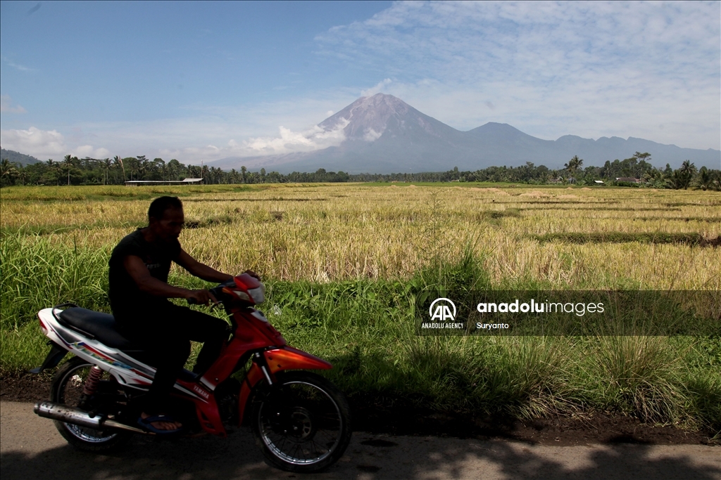Pasca erupsi, Gunung Semeru masih semburkan asap vulkanik - Anadolu Ajansı