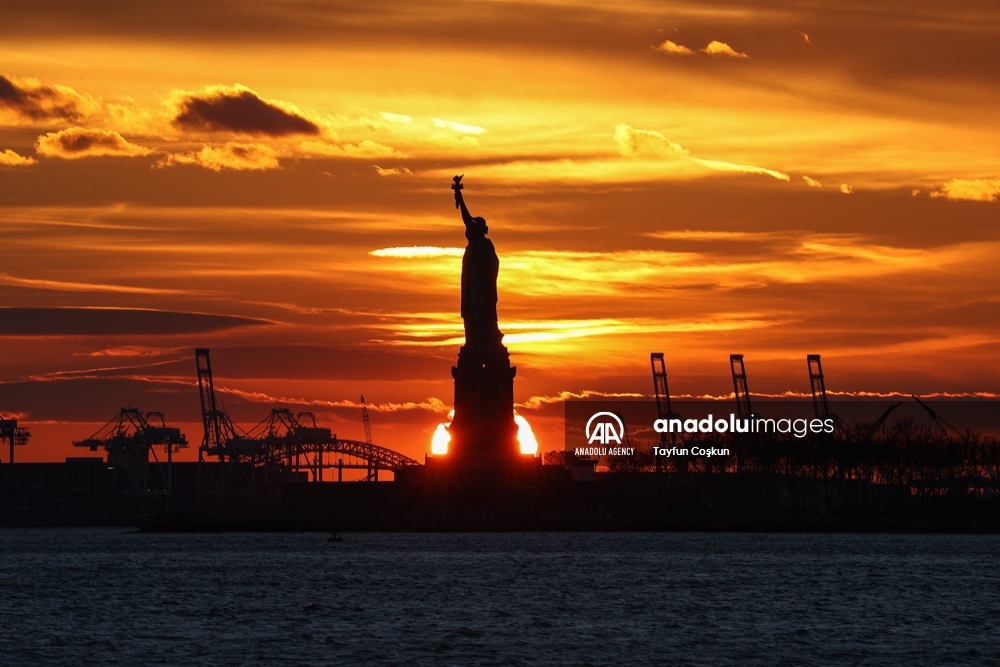 Así se ve la puesta de sol detrás de la Estatua de la Libertad en Nueva ...